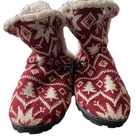 Muk Luks | Shoes | Red White Muk Luks Slippers Large 9 | Poshmark